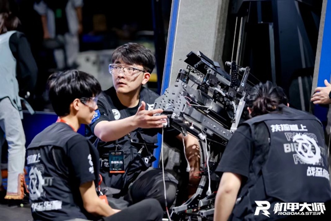 2024赛季RoboMaster机甲大师区域赛木鸢机甲战队逆风翻盘挺进国赛